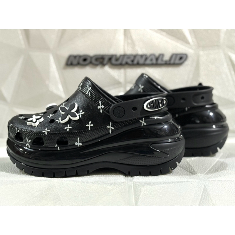 Jual Crocs Classic Mega Crush Clog Hitam LV FREE JIBBITZ 4pcs | Shopee ...