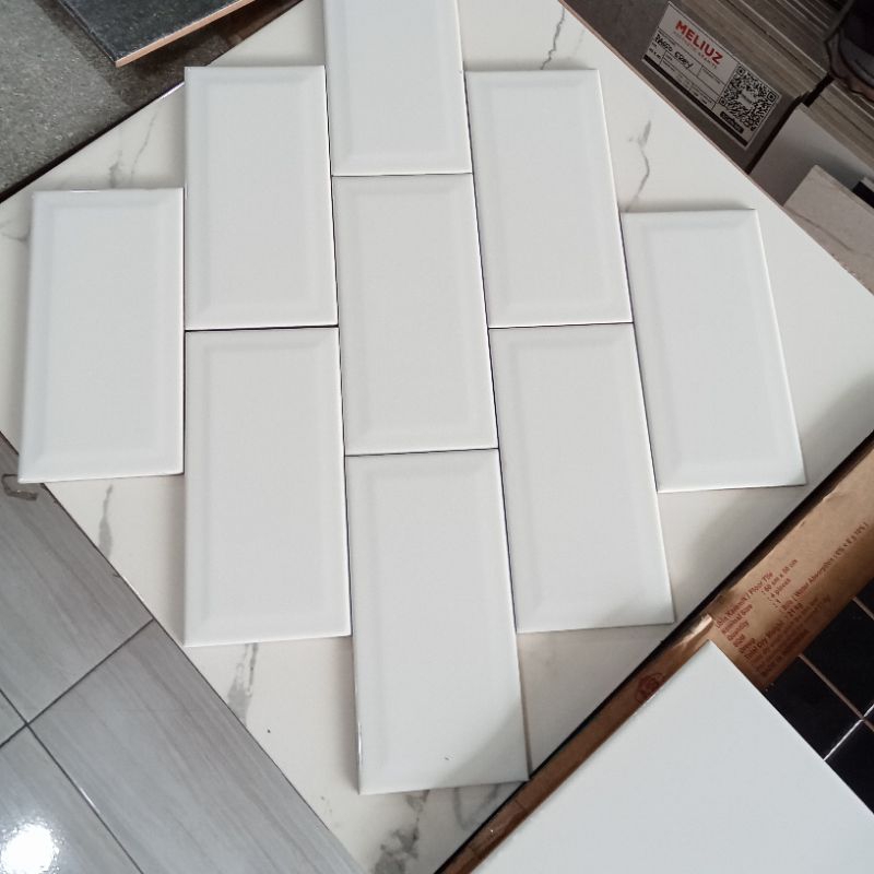 Jual Keramik Lis putih bvl ukuran 10x20 srp | Shopee Indonesia