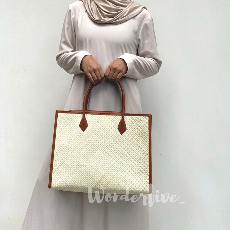 Jual Tas Anyaman Pandan Natural Kotak Handle Leather Totebag Etnik Bali ...
