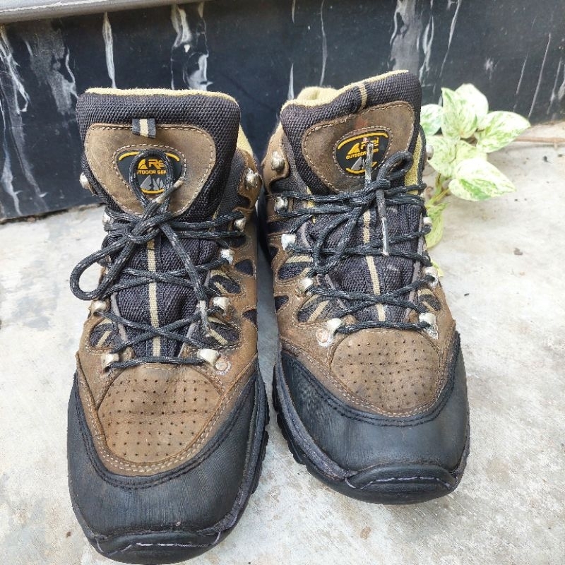 Jual sepatu gunung second merk rei size 42(27cm) | Shopee Indonesia