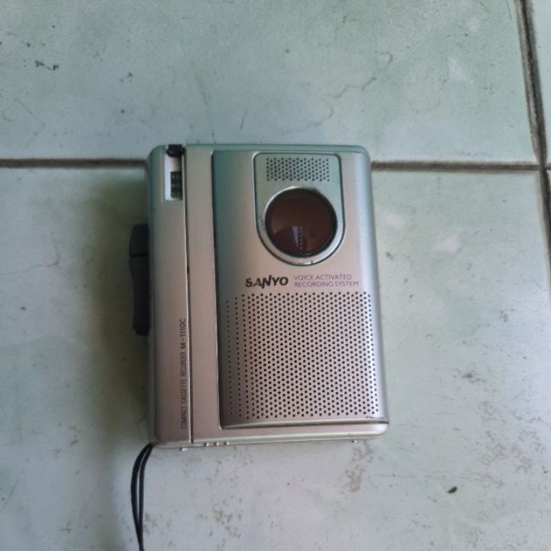 Jual WALKMAN SANYO CASSETTE RECORDER. M-1110C | Shopee Indonesia