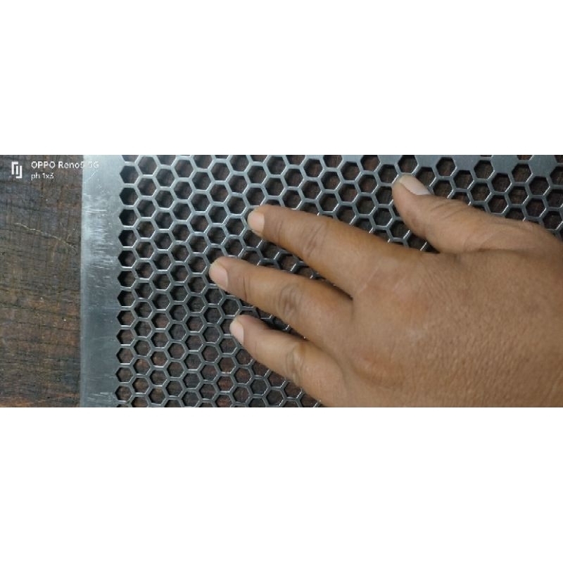 Jual 33x60 Cm Ram Gril / Plat besi Lubang Motif Segienam tebal 0,8 mm ...