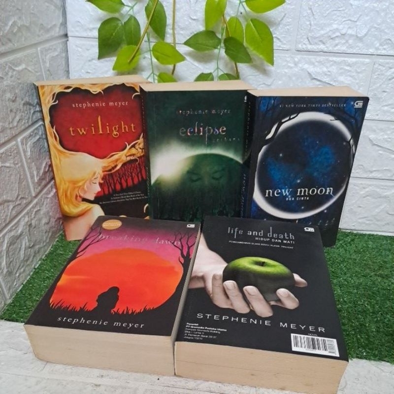 Jual NOVEL TWILIGHT/ECLIPSE/NEW MOON/BREAKING DAWN/LIFE AND DEATH ...