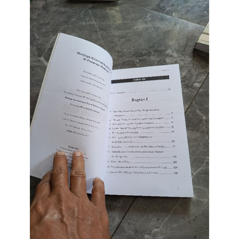 Jual MENJAGA KEMERDEKAAN PERS DI PUSARAN HUKUM-PROF DR BAGIR MANAN SH ...