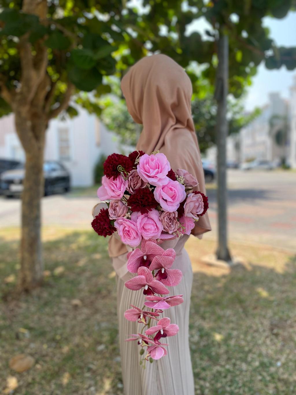 Jual Hand buket juntai pernikahan wedding bouquet cascade rose anyelir ...