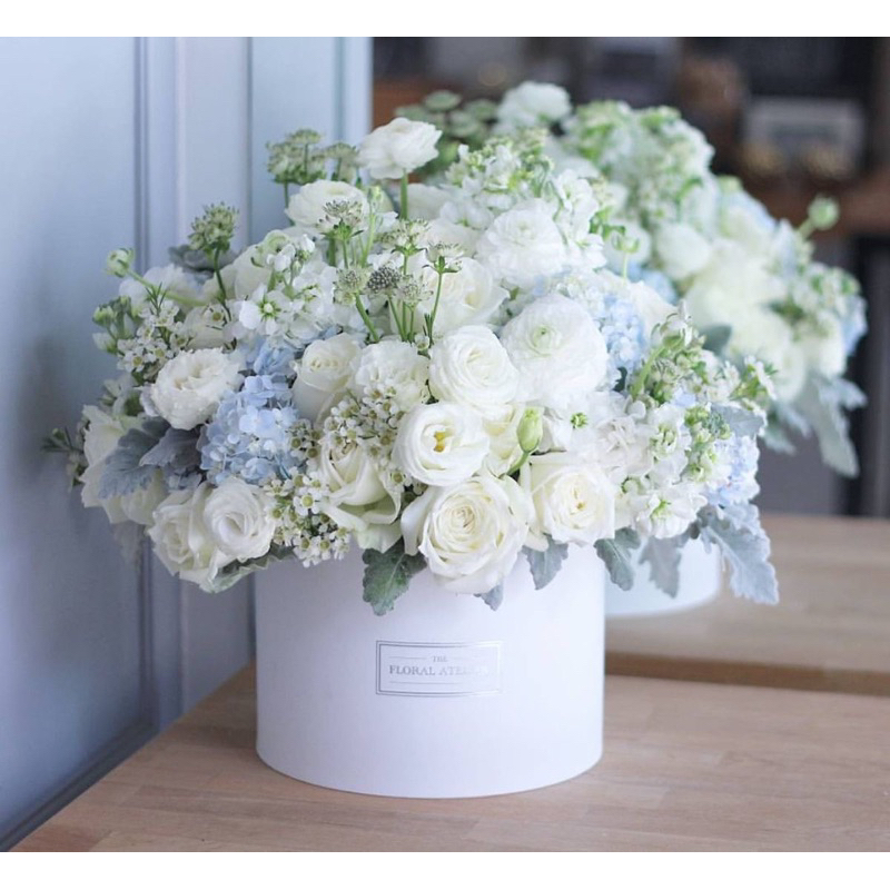 Jual Sky hydrangea white roses bloombox bloomboxes bouquets bucket ...
