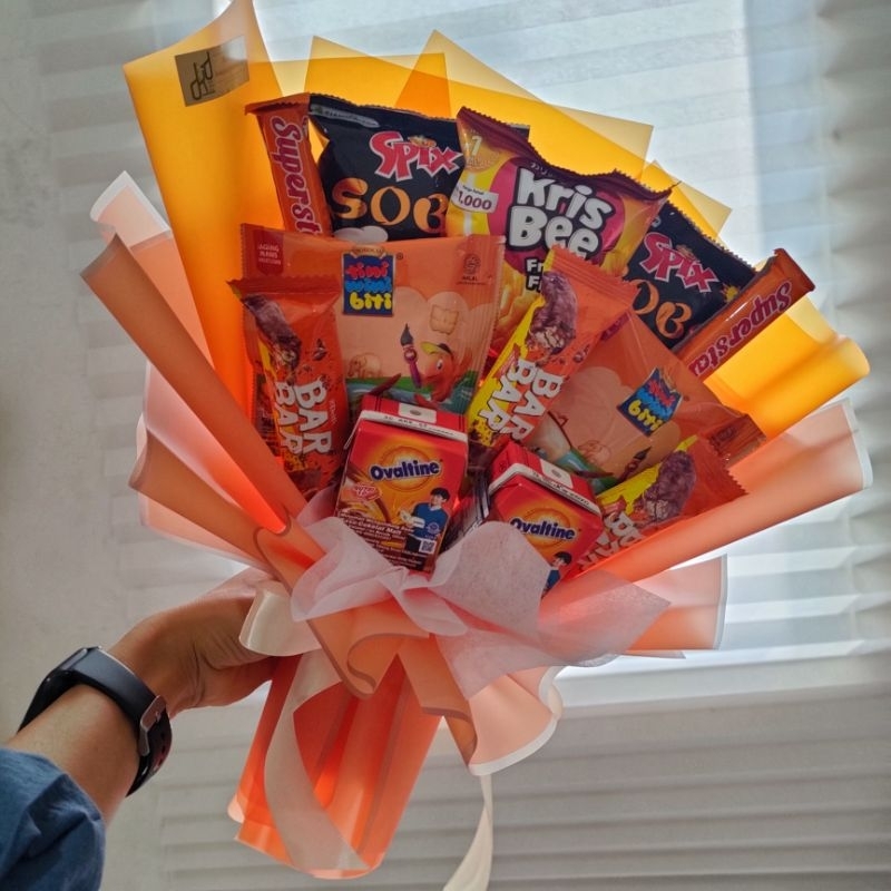 Jual bouquet snack tema warna/ buket Snack wisuda/ buket Snack ulang ...