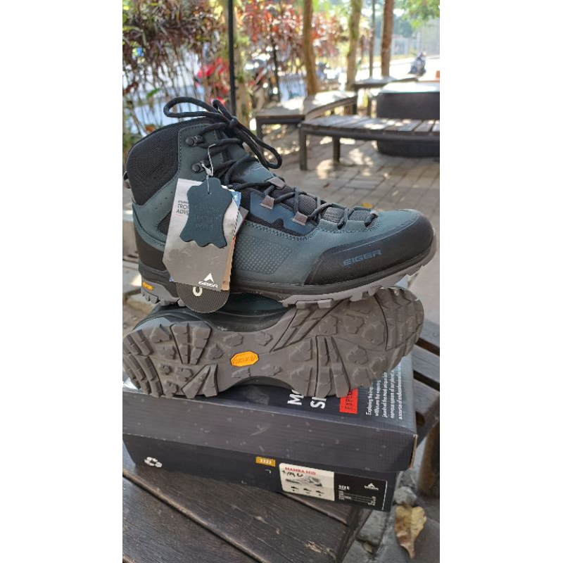 Jual sepatu hiking mendaki gunung | Shopee Indonesia