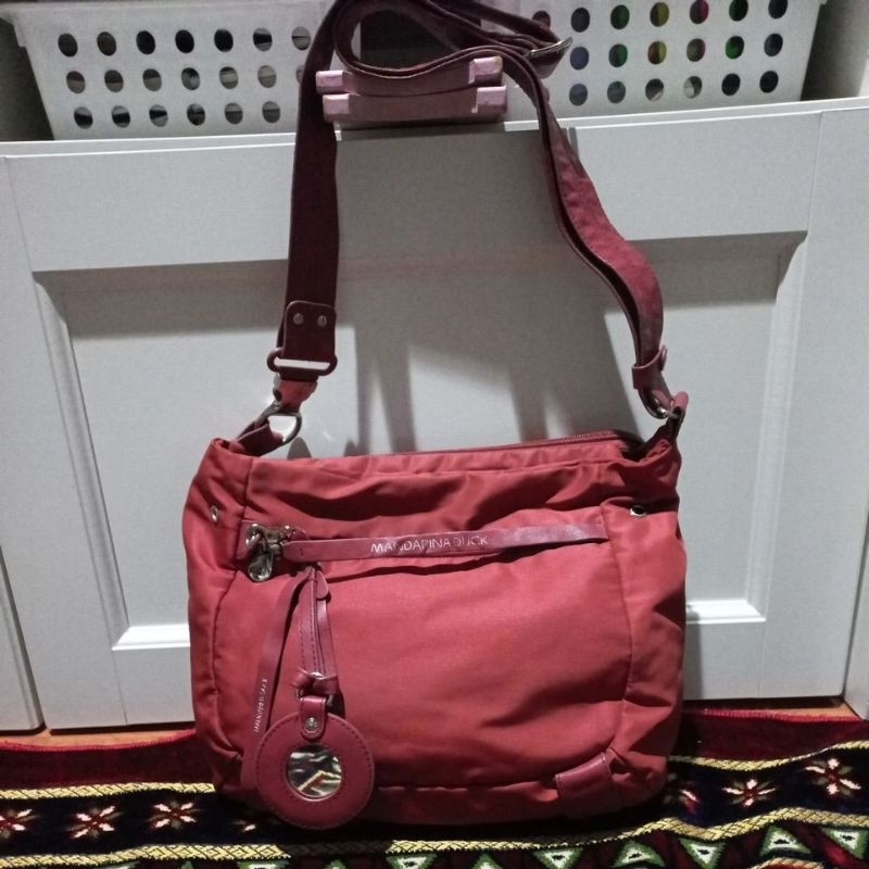 Jual sling bag nilon maron Mandarina Duck(sisa trf) | Shopee Indonesia