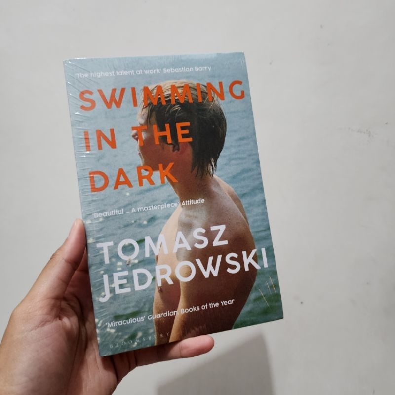 Jual Swimming in the dark - Tomasz Jedrowski (PB import original ...