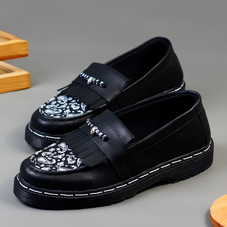 Jual Sepatu Loafers Slip On Pria Formal Kulit PU Original Docmart Batik ...
