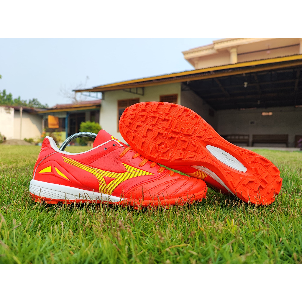 Jual Sepatu Futsal Mizuno Morelia Sala Classic Turf - Fiery Coral Bolt ...