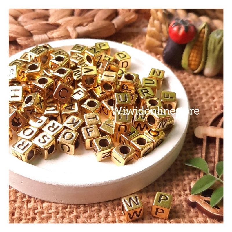 Jual (100 biji) MANIK HURUF KOTAK METALIK EMAS 7 mm | Shopee Indonesia