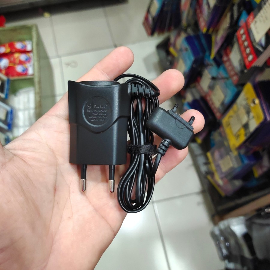 Jual charger travel charger Sony Ericsson K800 / K750 / w200 , dllcolokan besar seperti foto ...