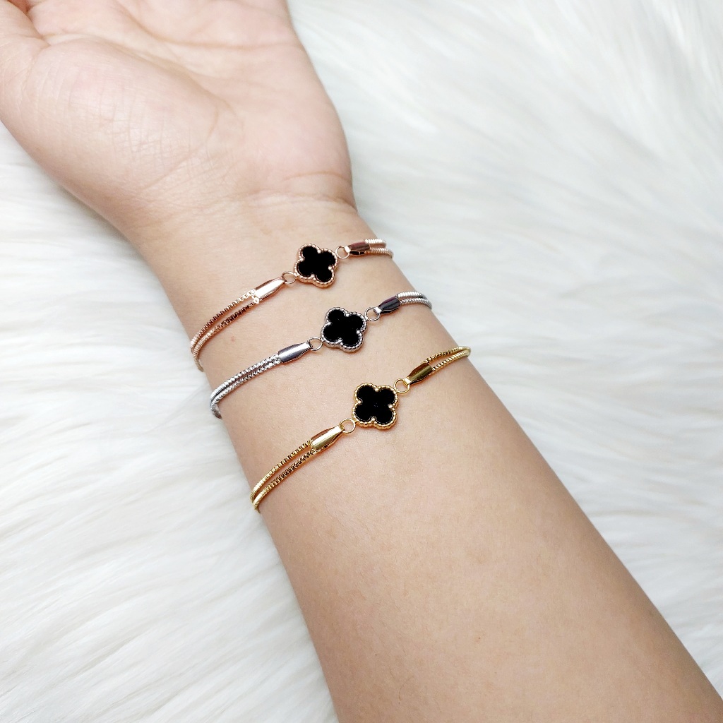 Jual TITANIUM Gelang tangan bunga hitam clover TGT102 | Shopee Indonesia