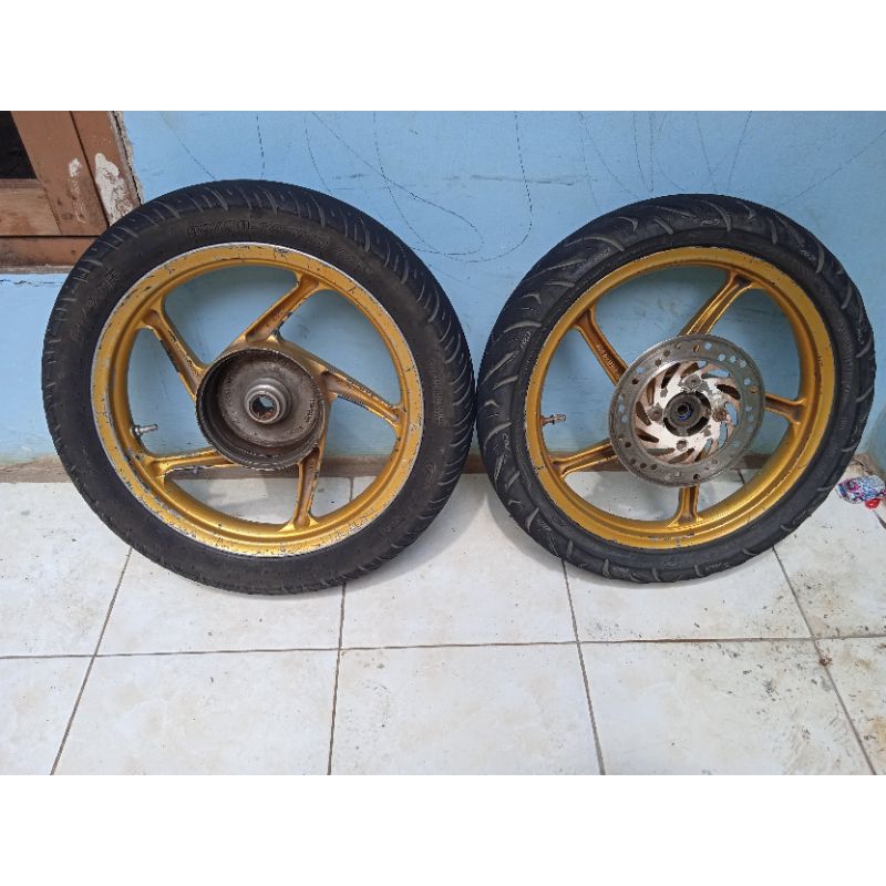 Jual velg vario 125 old original. kondisi bagus semua. minus cat aja ...