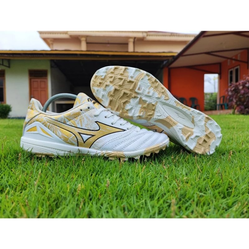 Jual Sepatu Futsal Mizuno Morelia Sala Leather White Gold TF ( TURF ...