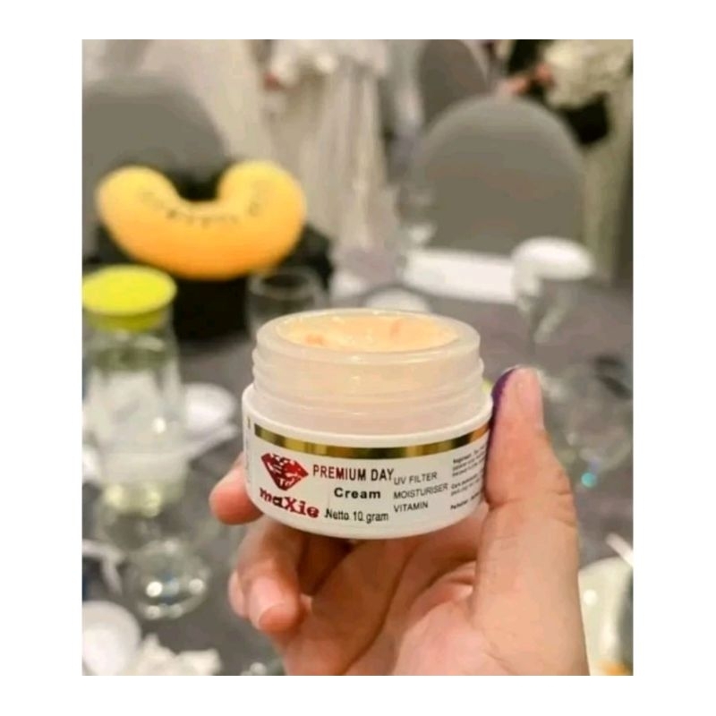 Jual Cream Siang Maxie Premium Coklat dan Putih Sunscreen Wajah(READY ...
