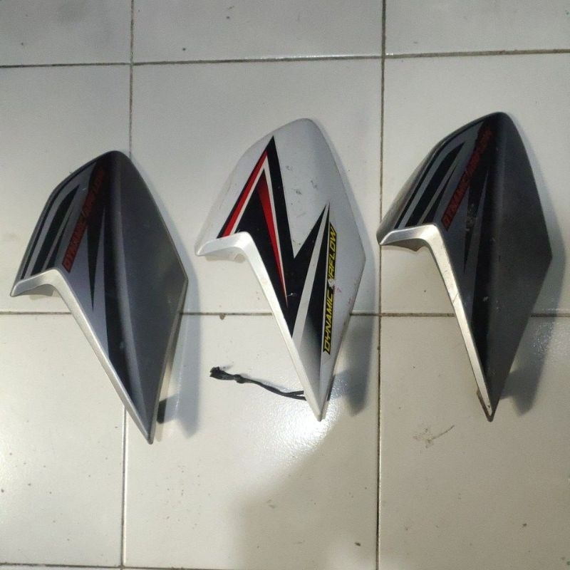 Jual cover sayap tangki Tanki kupingan tangki kanan putih / silver ...