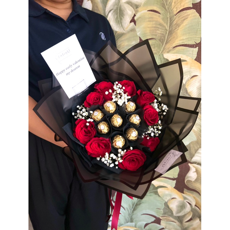 Jual Buket Ferrero Round dengan Mawar bunga artificial bunga asli ...
