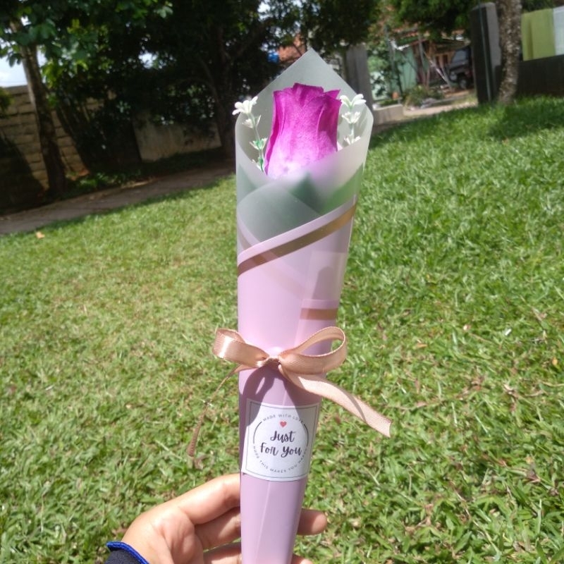 Jual SINGLE ROSE AESTHETIC BERPITA / BUKET MAWAR SATU TANGKAI LIST GOLD ...