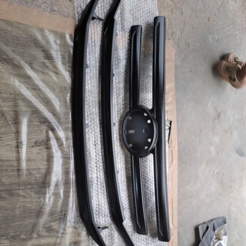 Jual ORI Garnish grille radiator Rush,Terios new 2019 UP hitam doff ...