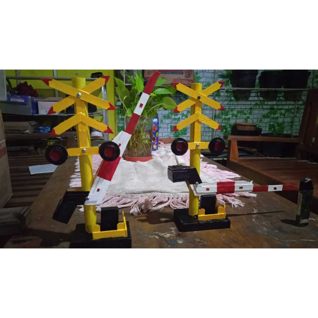 Jual BARU Mainan miniatur Palang Pintu Kereta Api Indonesia Palang ...