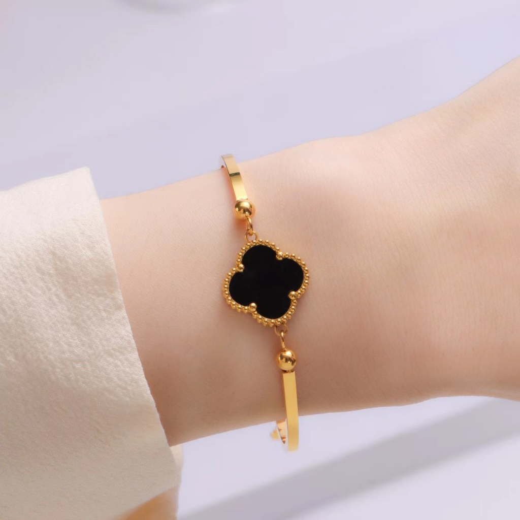 Jual Single Flower Clover Bracelet dengan Shell Putih, Hitam, Merah, dan Emas | Shopee Indonesia
