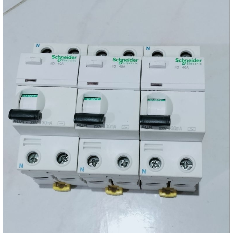 Jual elcb schneider 2pol IID 40A 30mA 220v barang secon | Shopee Indonesia