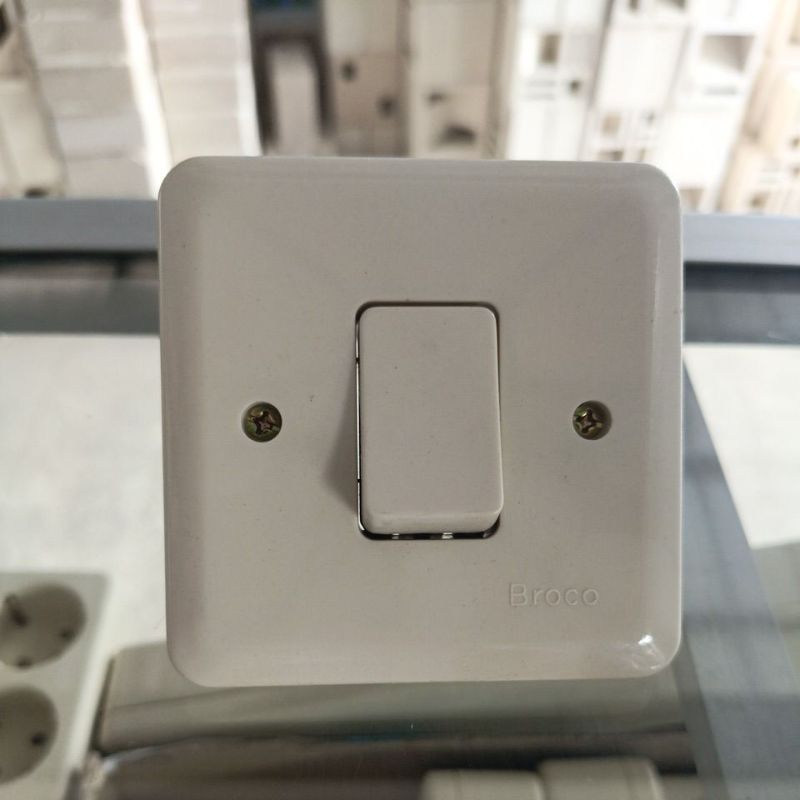Jual broco saklar engkel 1/broco IB /socket /stop kontak broco | Shopee ...