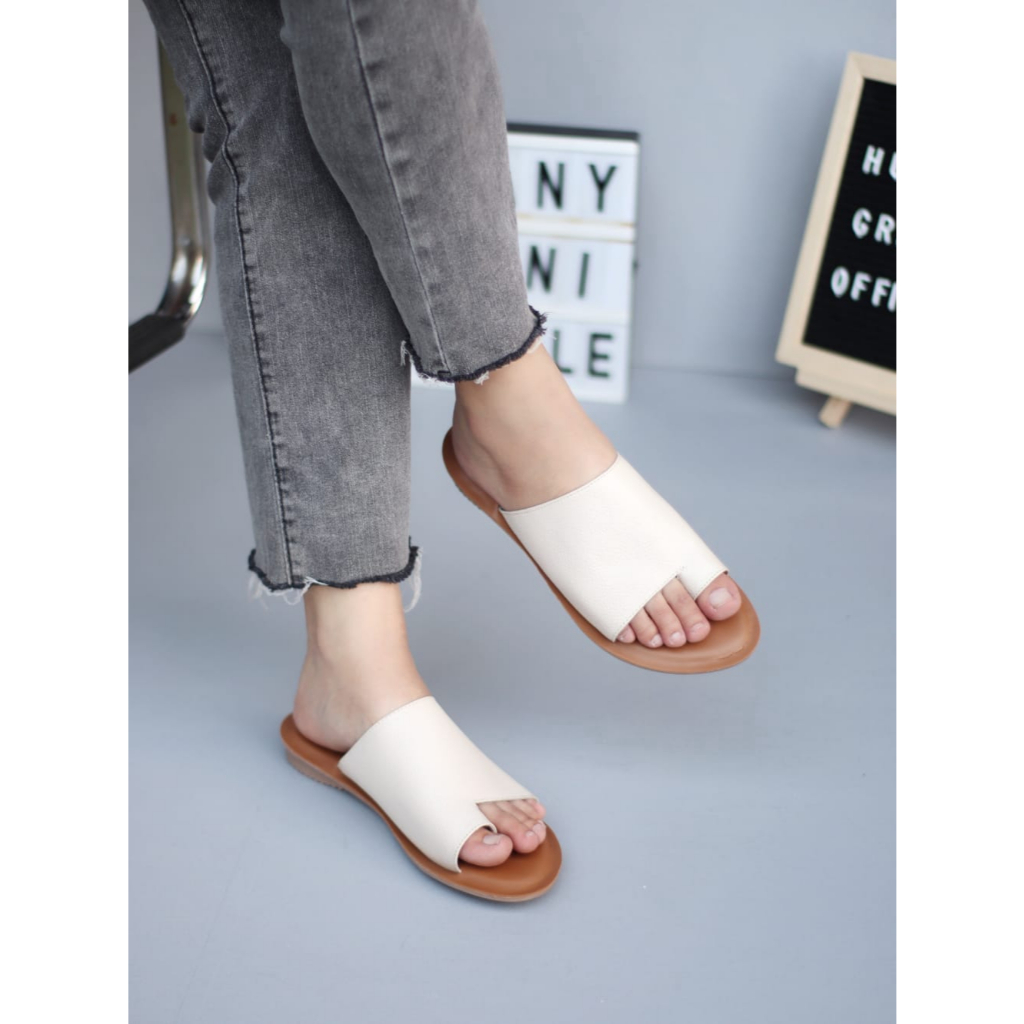 Jual GRANDABLE - Sandal Flat Teplek Wanita Kulit Sendal Jepit Simple ...