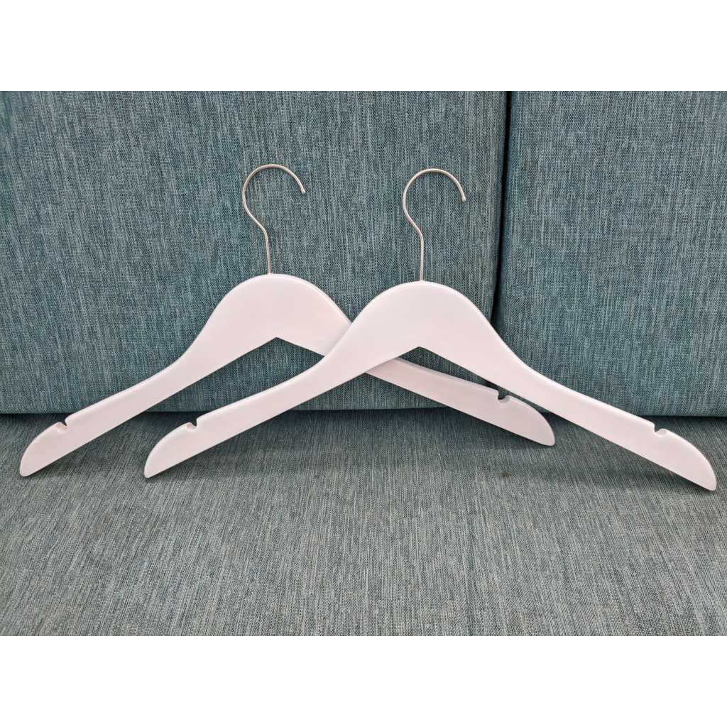 Jual HANGER KAYU DEWASA WARNA PUTIH ( CAT DUCO ) | Shopee Indonesia
