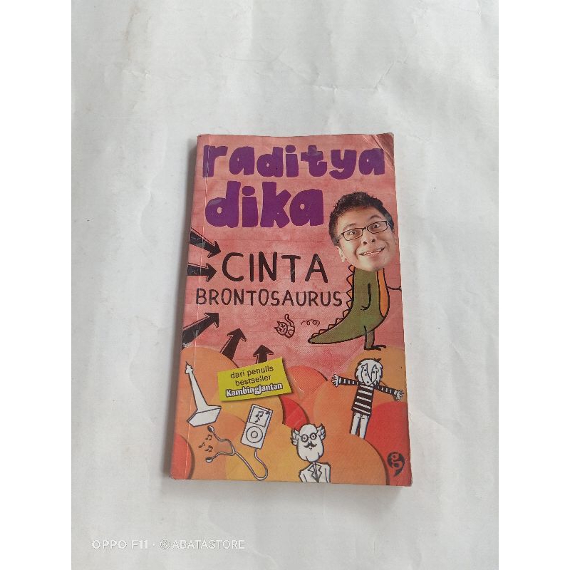 Jual NOVEL KARYA RADITYA DIKA CINTA BRONTOSAURUS | Shopee Indonesia