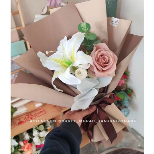 Jual Buket Bunga Lily dan Bunga Mawar Pink Kertas Warna Coklat | Shopee ...