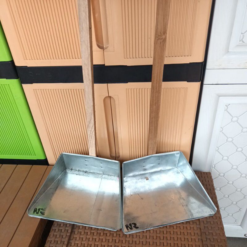 Jual pengki kaleng murah / pengki seng gagang kayu serokan sampah ...