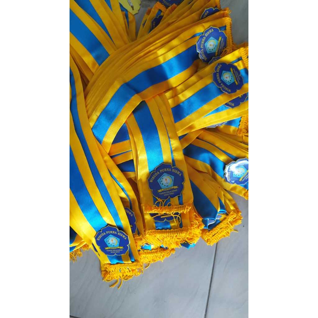 Jual Kalung Samir Wisuda Kain Satin Tengah Pita / Bandul Wisuda / Pin ...