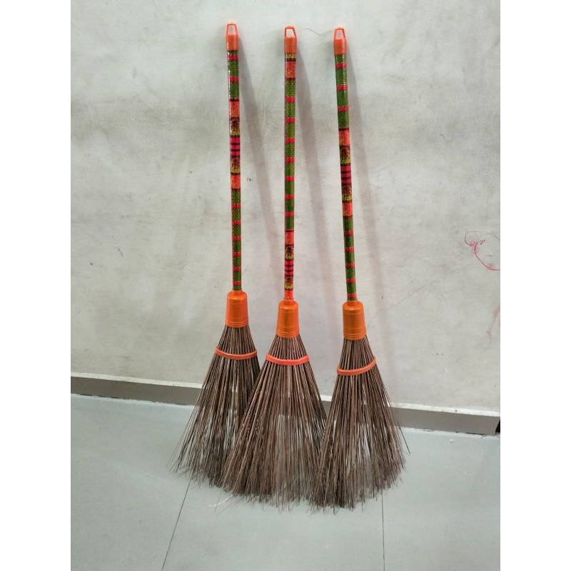 Jual sapu halaman ? Sapu Lidi Gagang Bambu Jumbo / Sapu Lidi Taman ...