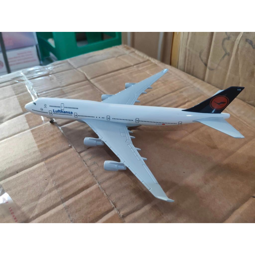 Jual Aeroplane Airplane Diecast Miniatur Pesawat Lufthansa Ada Roda ...