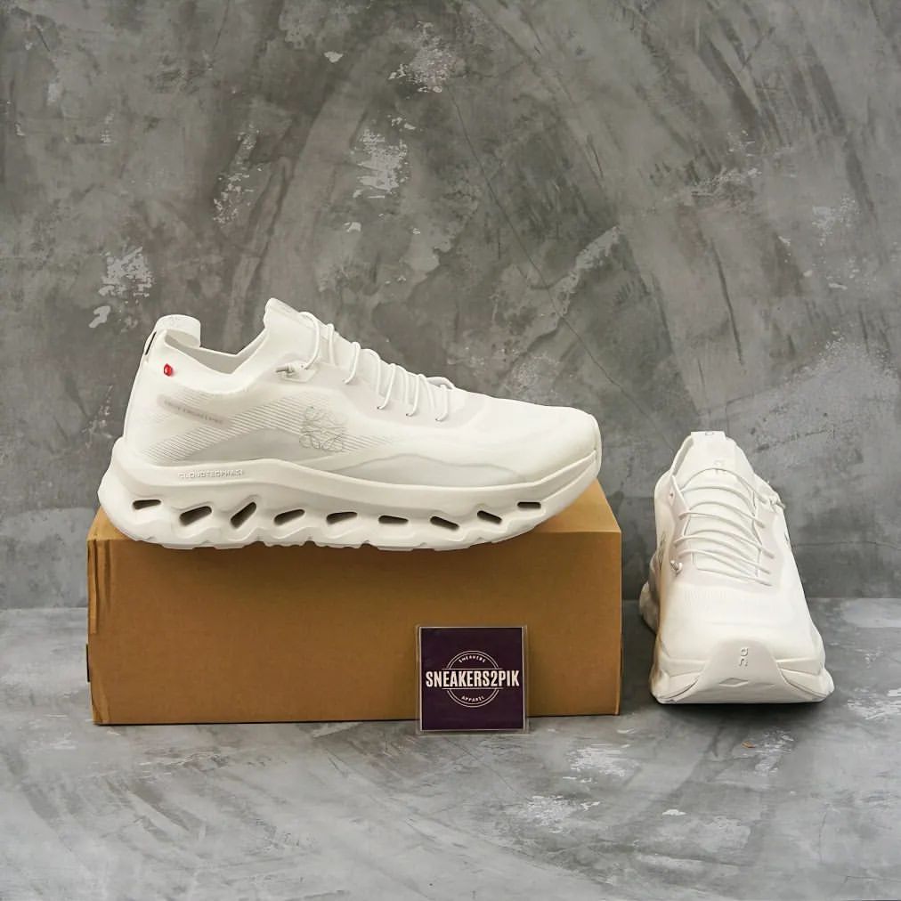 Jual Sepatu Lari Pria Loewe X On Running Cloudtilt All White - On Cloud ...