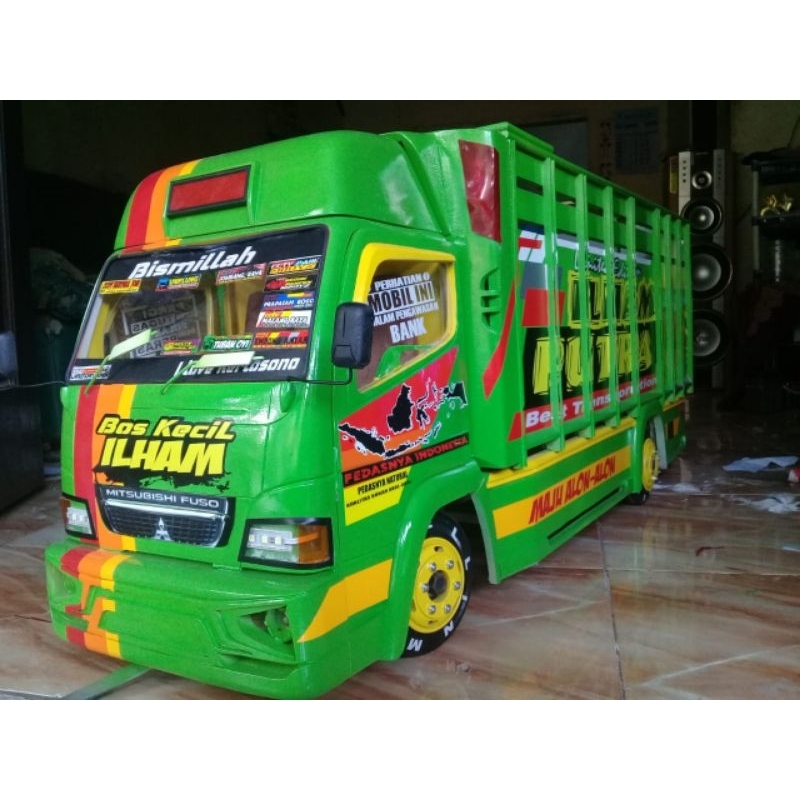 Jual miniatur truk trek oleng kayu asli full lampu LED bos cilik Wahyu ...