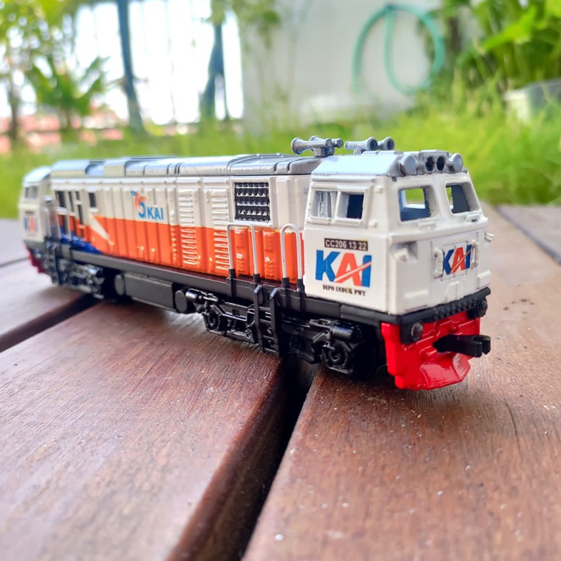 Jual Miniatur Kereta Api Indonesia Lokomotif Gerbong CC206 (Handmade ...