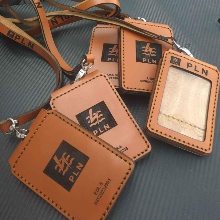 Jual ID CARD HOLDER KULIT MODEL FLIP MAGNET / NAME TAG HOLDER LIPAT ...