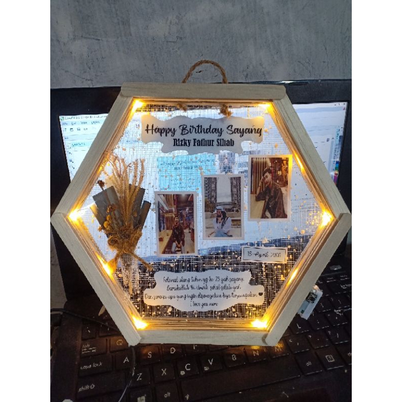 Jual KADO WISUDA ULANGTAHUN ANNIVERSARY PERNIKAHAN HEXA FRAME KAYU BINGKAI HEXAGON AESTHETIC ...