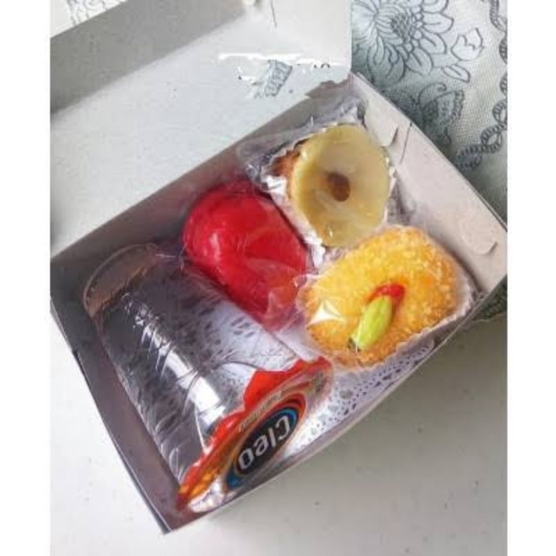 Jual Snack Box Isi 3 Kue + Air Mineral Gelas Termurah | Shopee Indonesia