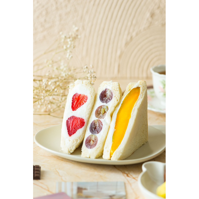 Jual fruit sando / fruit sandwich anggur, mangga, strawberry mooi tng ...