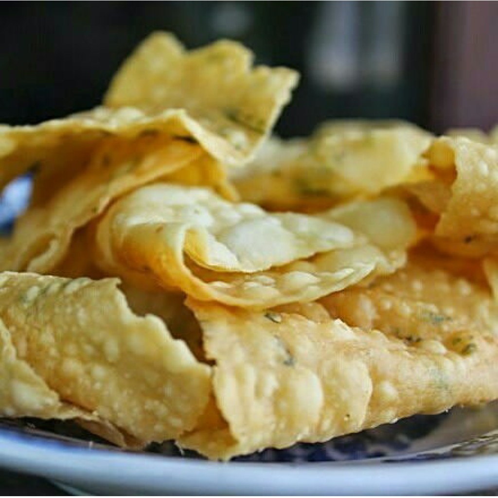Jual pangsit keripik bawang renyah gurih asin kripik enak snack kiloan ...