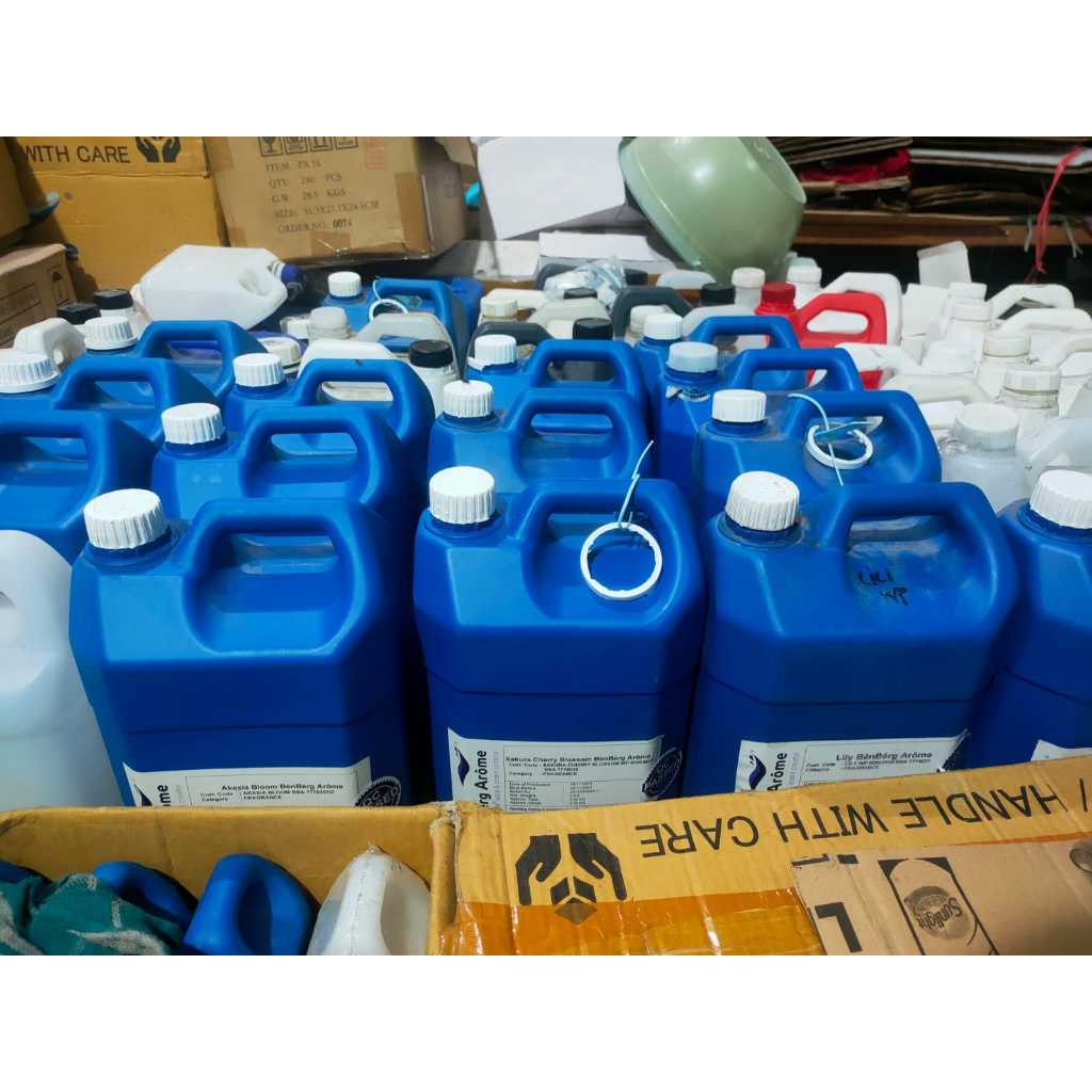 Jual JERIGEN PLASTIK TEBAL BEKAS KAPASITAS 5 LITER | Shopee Indonesia