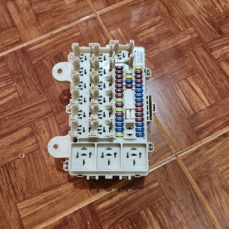 Jual Box sekring sikring fuse box isuzu giga original plus relay ...