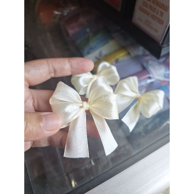 Jual PITA SATIN JADI, WARNA PUTIH GADING/BROKEN WHITE uk lebar 2cm ...