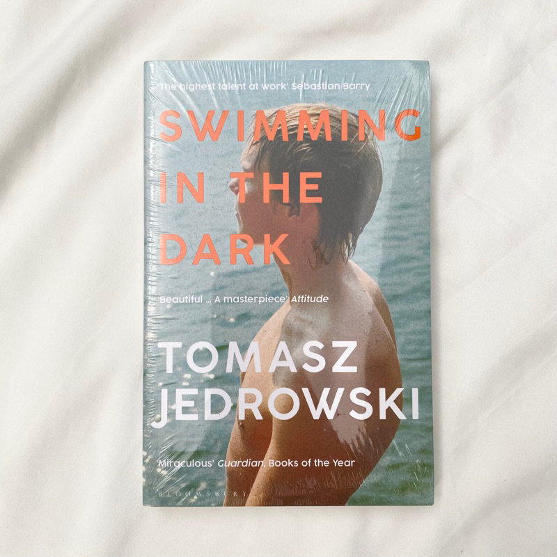 Jual Swimming in the Dark - Tomasz Jedrowski | Shopee Indonesia